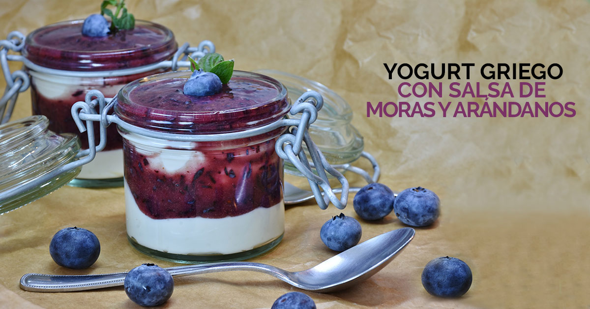 Yogurt griego con salsa de moras y arándanos - Cambridge Weight Plan Mexico