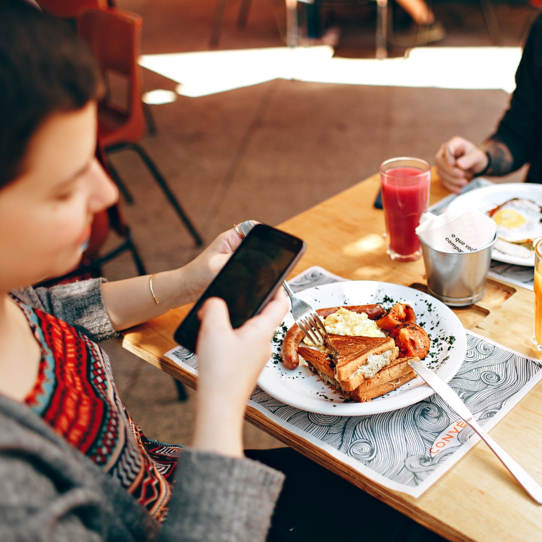 ¿Por qué debo explicar la importancia de masticar los alimentos?