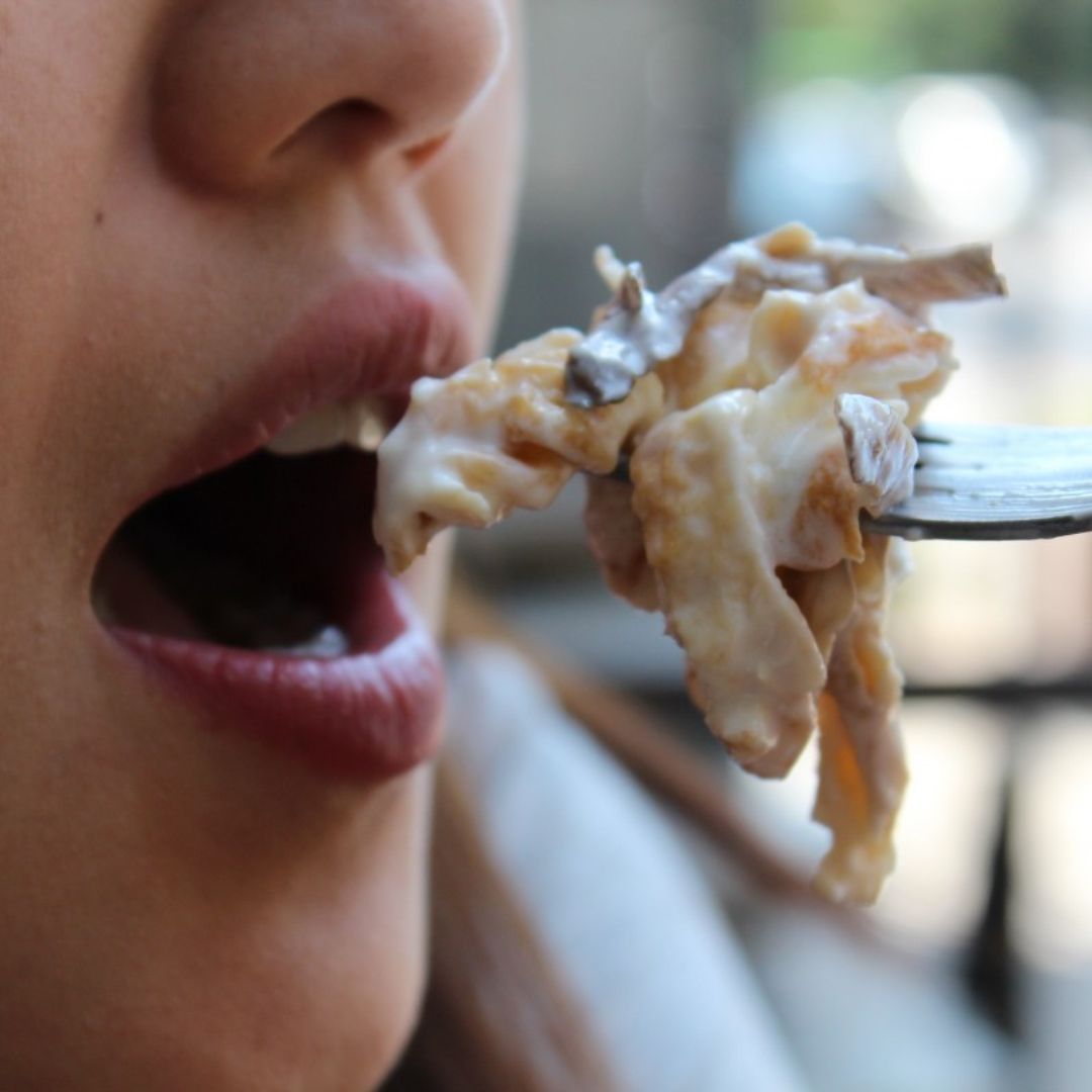 ¿Por qué debo explicar la importancia de masticar los alimentos?